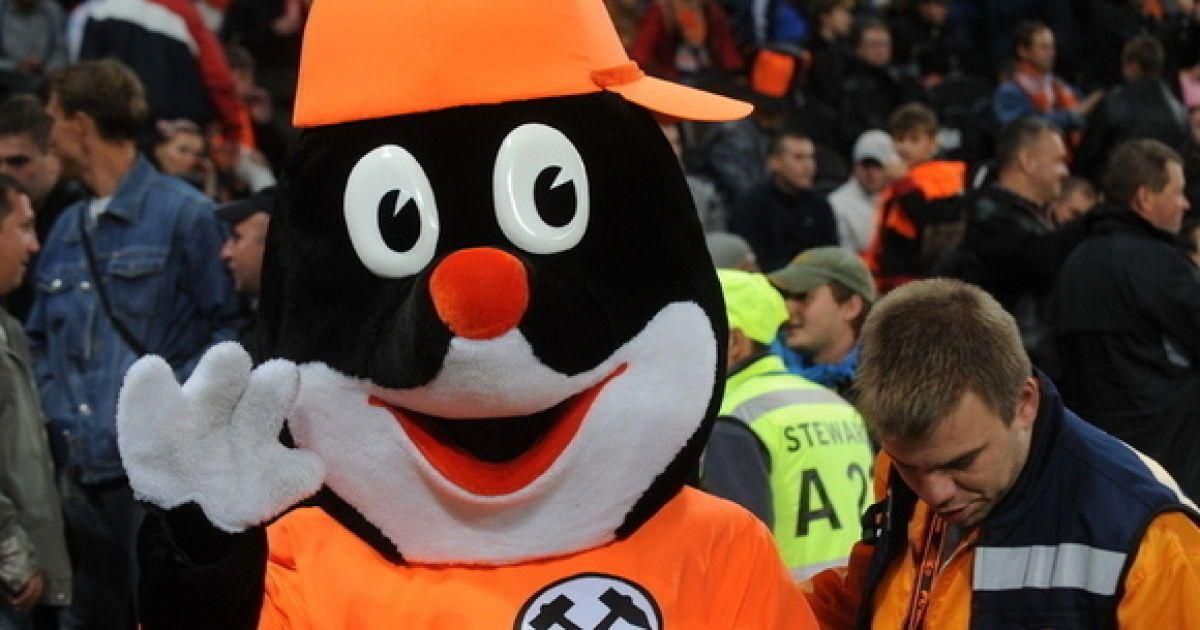 "Шахтер" показал крота, который разрыл поле стадиона перед матчем Лиги ...